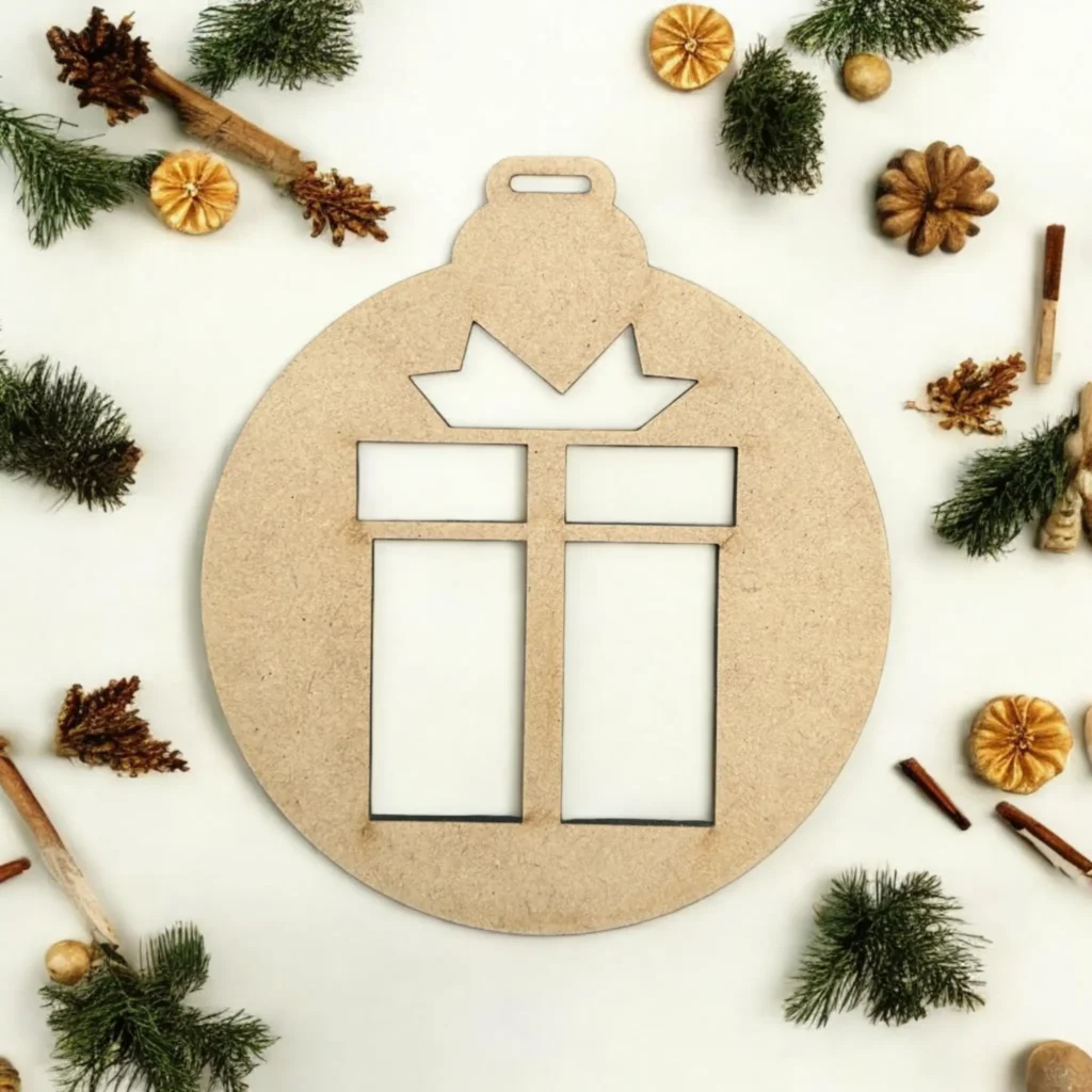 Esferas de MDF con Formas Navideñas Perforadas - Estudio Aragón